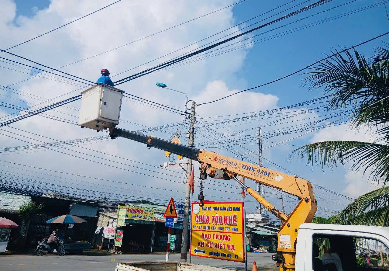 Xã Rạch Kiến tăng cường chỉnh trang đường cáp viễn thông đảm bảo mỹ quan, an toàn cho người dân